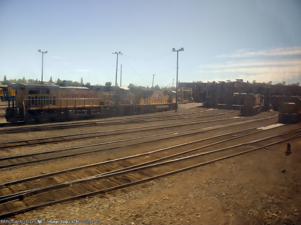 UP 6862 & Other Locomotives